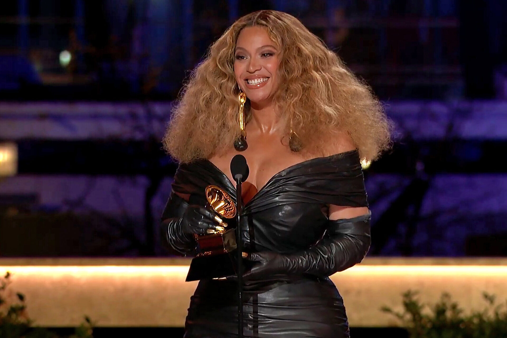 Beyoncé makes history with her 28th Grammy Award” - VVIP